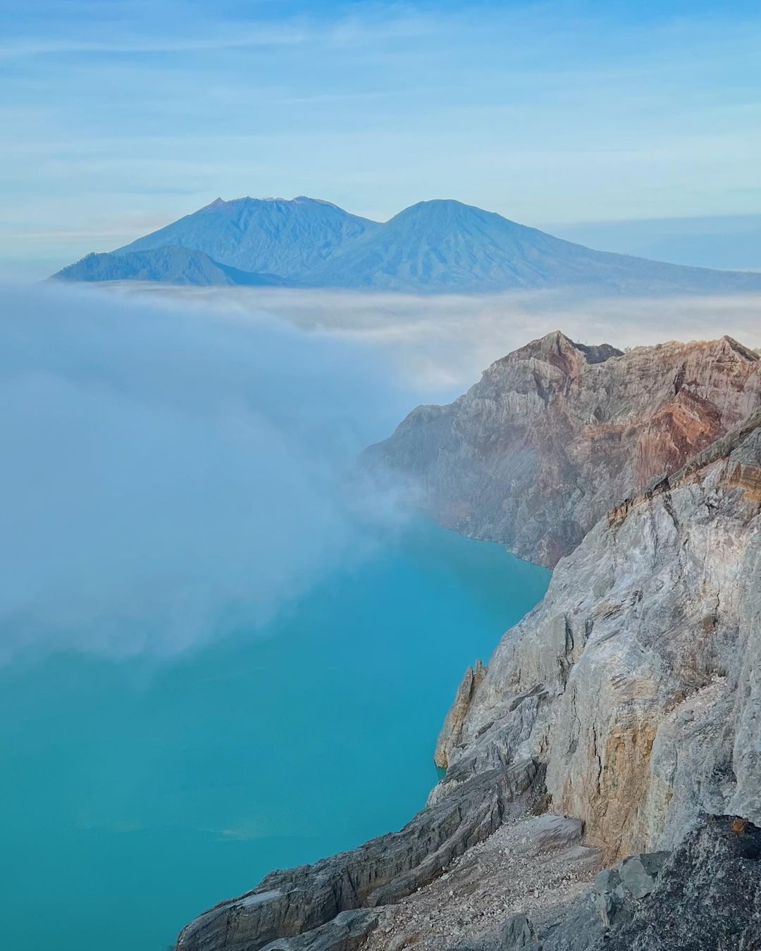 Hồ Kwah Ljen - "cốc axit khổng lồ" có màu xanh ngọc huyền bí - iVIVU.com