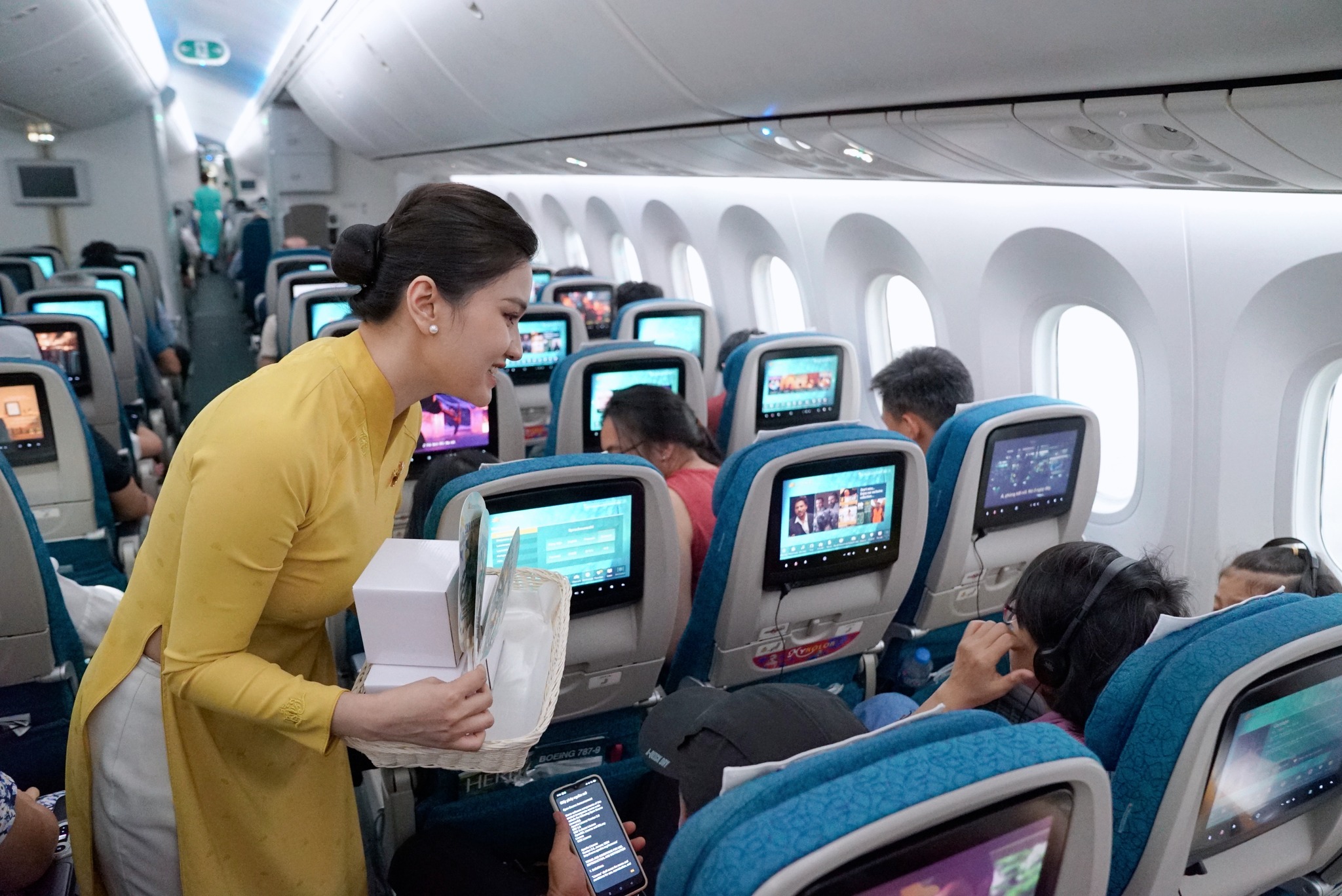 Đón hè phấn khởi cùng combo bay đêm Vietnam Airlines x Vinpearl