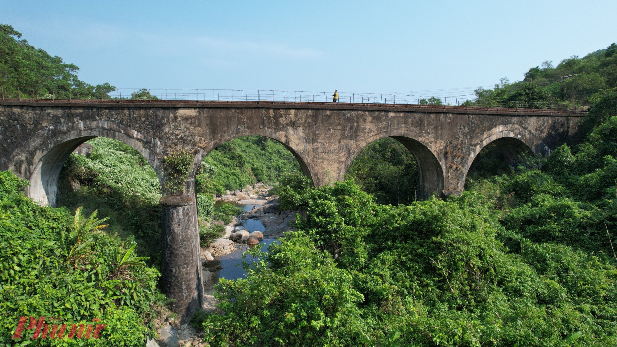 Cầu vòm Đồn Cả - cây cầu cổ nối liền tuyến đường sắt Bắc Nam